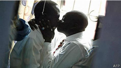 Nigeria Poursuites Contre 11 Homosexuels Bbc News Afrique