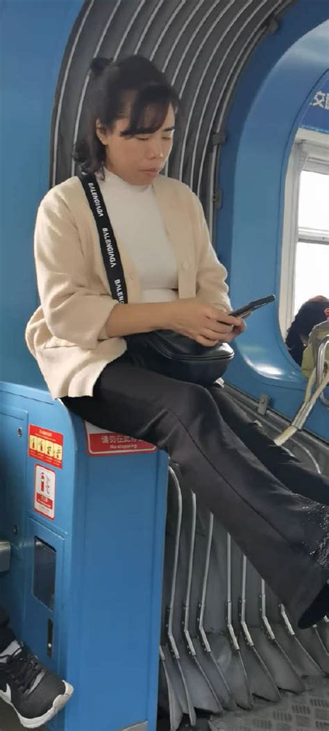 近日，重庆地铁三号线，一大妈翘脚坐着车厢连接处，还在悠闲的玩手机车厢地铁重庆市新浪新闻