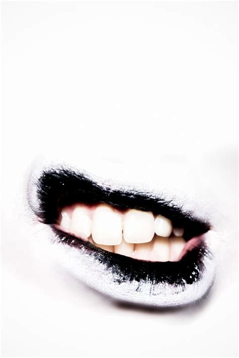 Rising Ape Lips Black Lips Blonde Bombshell