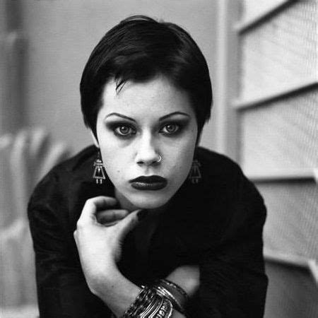 Fairuza Balk In 2019 Fairuza Balk Short Hair Styles The Craft Movie