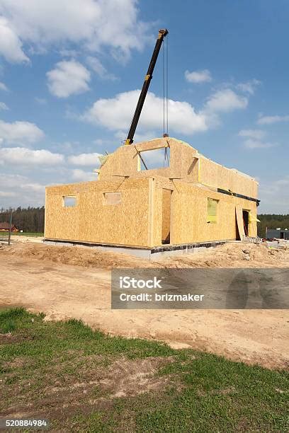 Konstruksi Rumah Bingkai Lihat Bangunan Baru Dengan Crane Foto Stok Unduh Gambar Sekarang Istock