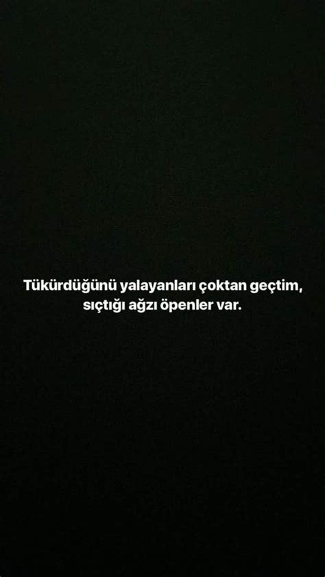 Karanlık Arka Plan Üzerine Beyaz Yazı Yazılmış Motivasyonel Alıntılar Kısa Kapak Sözler