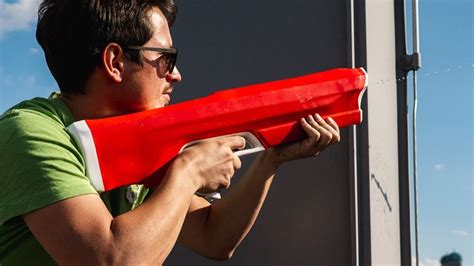 Spyra One: Wasserpistole zählt Tankfüllung und pumpt automatisch - Golem.de