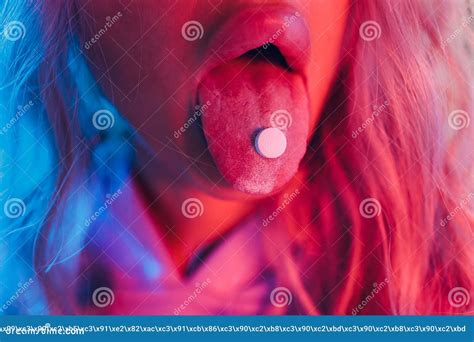 Bella Chica Con Lsd En La Lengua En La Discoteca Con Humo Rosa Foto De