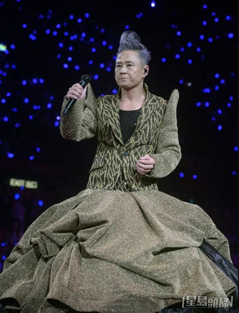 草蜢红馆演唱会开唱，陈奕迅助阵，蔡一杰台上自曝患7cm肿瘤 恩师 合唱 组合 人生 梅艳芳 新浪娱乐 新浪新闻
