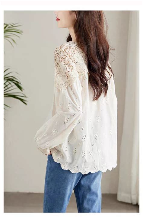 여성스러운 펀칭 자수 블라우스