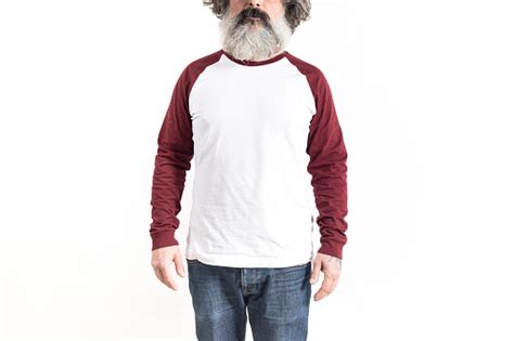 야구 저지에 수염을 기른 잘 생긴 힙 스터 남성 모델 캐주얼 도시 스타일의 로고 또는 디자인을위한 공간 남자에 대한 스톡 사진 및 기타 이미지 Istock