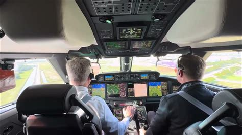 Gulfstream G700 Cockpit Landing Youtube