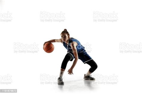 Pemain Basket Wanita Kaukasia Muda Dengan Latar Belakang Studio Putih