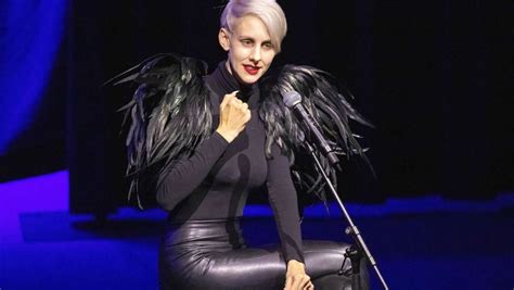 Lisa Eckhart Im Renitenztheater Am Rande Der Bodenlosigkeit Kultur