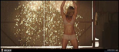 Jennifer Aniston Poses Topless To Prove That There Is Nothing