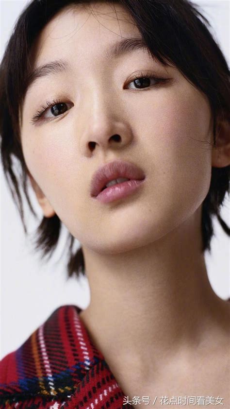 周冬雨新動態！腿依然很直、很美，胸前依舊很平，很開闊！ 每日頭條