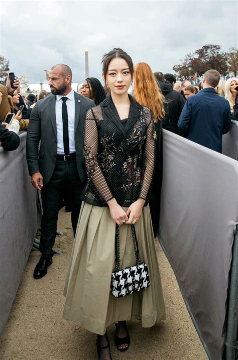 吉娜穿渔网透视装手拎小包 现身巴黎看秀知性十足 搜狐大视野 搜狐新闻