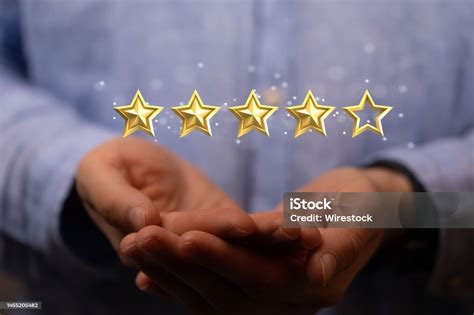 리뷰 아이콘의 3d 렌더링 및 사람의 손 위에 떠 있는 피드백을 보여주는 등급 별 3차원 형태에 대한 스톡 사진 및 기타 이미지 3차원 형태 감탄 고급 Istock