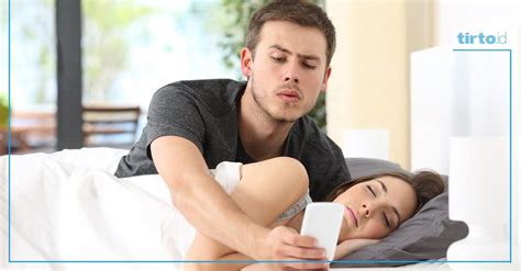 Betulkah Mengecek Ponsel Pasangan Jadi Tanda Ada Masalah Relasi