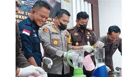 Kejari Bangka Barat Musnakan Bb Handphone Pakai Palu Narkotika Diblender Sampai Lunak