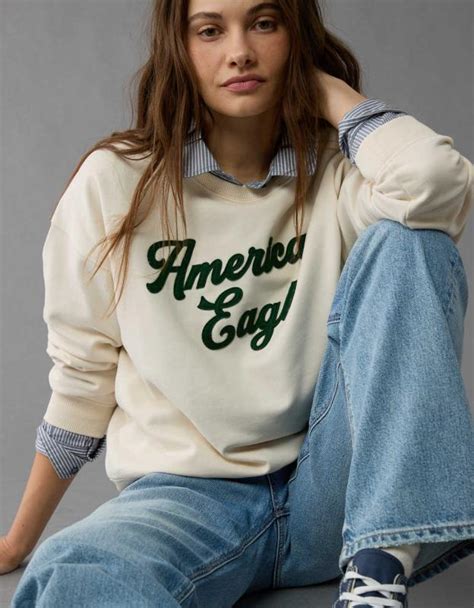 Ae 標誌圖案休閒圓領運動衫 男女裝牛仔褲服裝和配件 American Eagle台灣官方網站