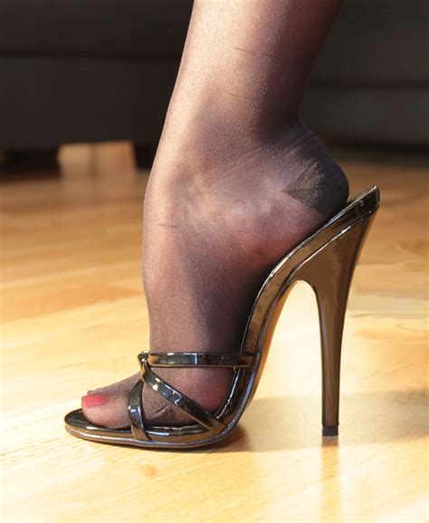 Rauchzarte Nylons Im Schattenspiel High Heel Mules Open Toe High