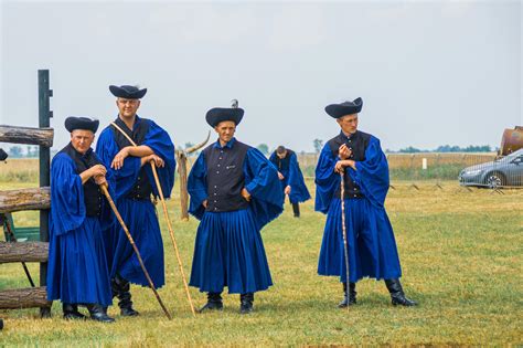 기병 남자 낮 농경문화 농업 농촌 생활 농촌의 들판 레크리에이션 레헨다 모임 모자 목가적인 문화 문화 드레스 문화 유산 문화 의류 문화적