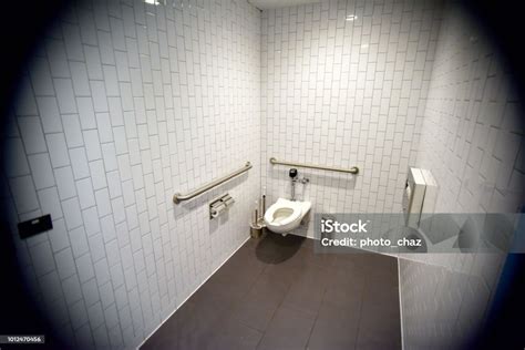 Mematamatai Kamar Mandi Foto Stok Unduh Gambar Sekarang Toilet Umum Kamera Cctv Sistem