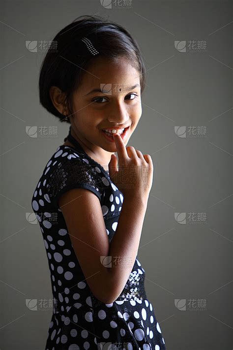 迷人的小女孩摆出可爱害羞的姿势