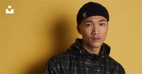 벽 근처 회색 라코스테 코트를 입은 남자 사진 Unsplash의 무료 초상 이미지