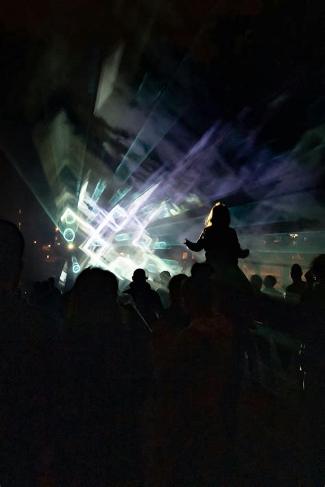 Dj 세트 공연 군중 나이트 페스티벌 다채로운 조명 동적 조명 라이브 공연 라이브 관객 라이브 음악 라이트 쇼