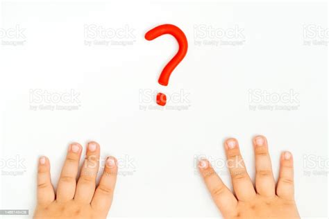 아기 손과 흰색 배경에 플라스틱의 빨간색 물음표 표시 Faq 및 도움말 개념 개념에 대한 스톡 사진 및 기타 이미지 개념