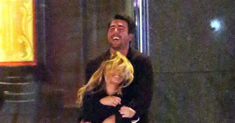 케이트 업튼 남친과 19금 스킨십 가슴에 손이 아무리 남친이라지만 포토엔