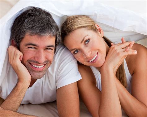 Das Paar Hat Spaß Im Bett Lachen Freude Und Erotik Stockbild Bild