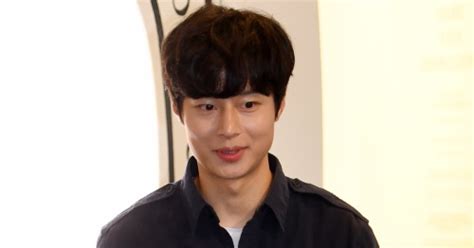 포토 김충재 행사는 여전히 어색해