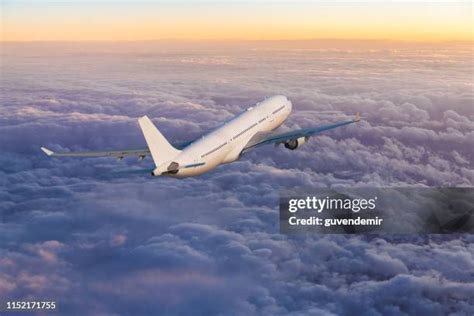 Airplane Takeoff Side View Photos And Premium High Res Pictures Getty Images