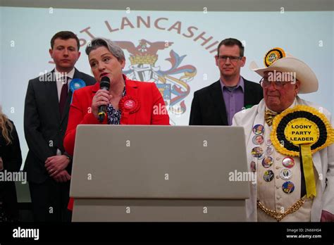 Ashley Dalton Von Labour Feiert Nachdem Er Im Burscough Racquet And Fitness Centre In Ormskirk