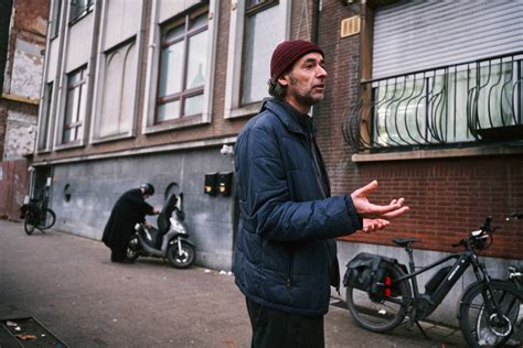 ‘de Kunst Van Het Verdwijnen Met Podcastmaker Bart Van Nuffelen Op Wandel Door De Joodse Wijk