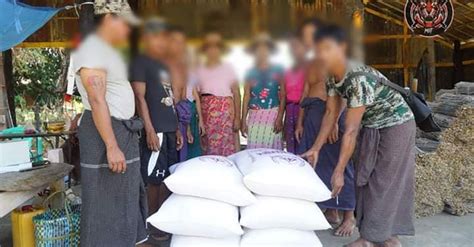 Dvb တန့်ဆည် နေအိမ်များကို စစ်တပ်က မီးရှို့၊ မီးရှို့ခံခဲ့ရသည့် ရေစကြိုက နေအိမ်များကို ဆန်အိတ်မ