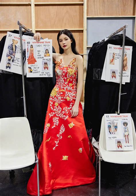 沈梦辰一袭龙纹红色旗袍 仪态大方彰显新中式魅力 搜狐大视野 搜狐新闻