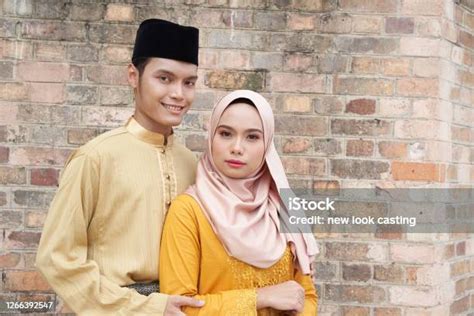 Potret Pasangan Muda Asia Di Dinding Bata Foto Stok Unduh Gambar