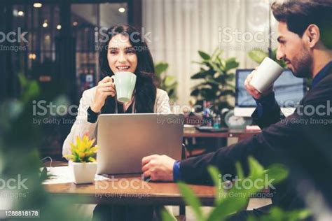 비즈니스 젊은 이들은 여성과 사업가가 현재 파트너로 활동하며 야외 현대 자연 사무소와 함께 성공을 거두기 위한 새로운 프로젝트를 시작합니다 2명에 대한 스톡 사진 및 기타