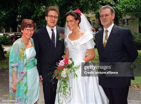 Das Brautpaar Claudia Und Stefan Dyckerhoff Mit Den Brauteltern Rita Nachrichtenfoto Getty