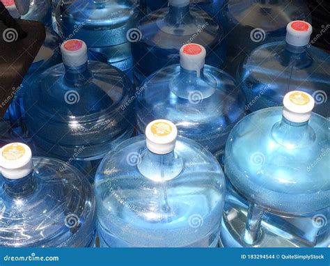 Cinco Botellas De Agua De 5 Galones Llenas Y Vacías De Plástico Azul