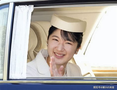 爱子公主23岁生日，身着奶油色套装拜访上皇夫妇访问活动日本