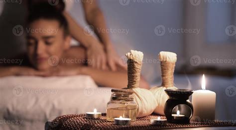 Tailandés Masaje Mujer Recepción Espalda Masaje Relajante En Spa Y Disfrutando Aroma Terapia