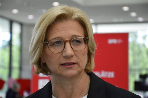 Schwieriger Neustart Forum Das Wochenmagazin