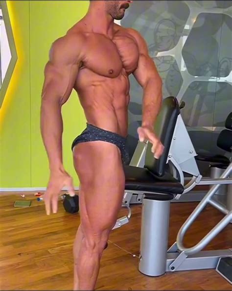 Persian Hunk Flexing En Anglais