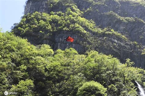 中国翼装飞人张树鹏成功穿越张家界天门洞 搜狐大视野 搜狐新闻