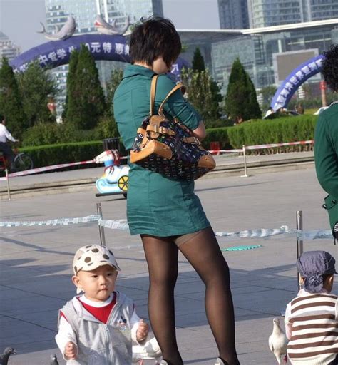 穿着风衣的黑丝袜年轻妈妈 每日头条