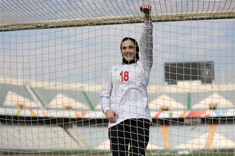 تلخ‌ترین لحظه از مراسم ملیکا محمدی در آزادی عکس