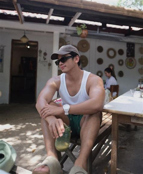 Pin By Nara Withayawutikul On Beach Outfitt Photography Poses For Men
