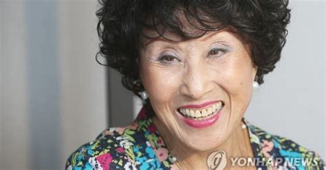 인터뷰하는 김시스터즈 멤버 김민자