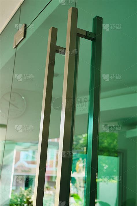 玻璃上的门把手